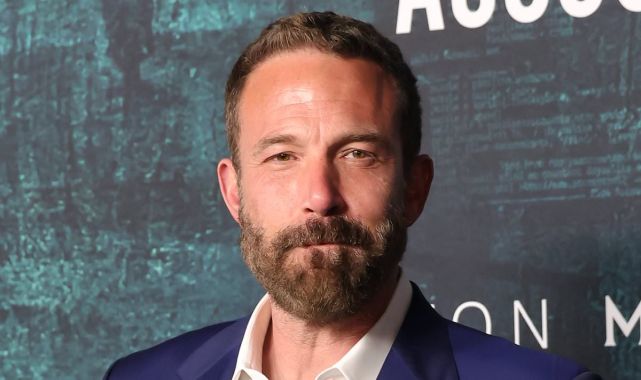 Ben Affleck shows off 'midlife crisis' makeover at movie premiere - www ...