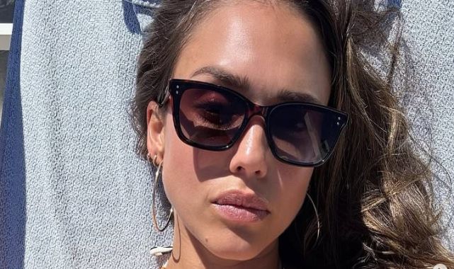 Jessica Alba flaunts her figure in tiny bikini on the beach in Cannes - English - www.abdpost ...