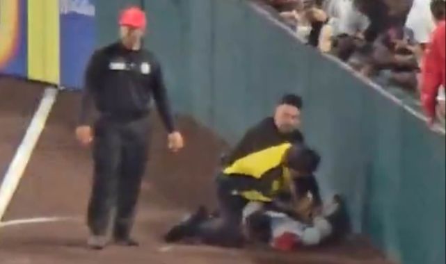 Yankees fan wrestled to the ground after running onto the field ...