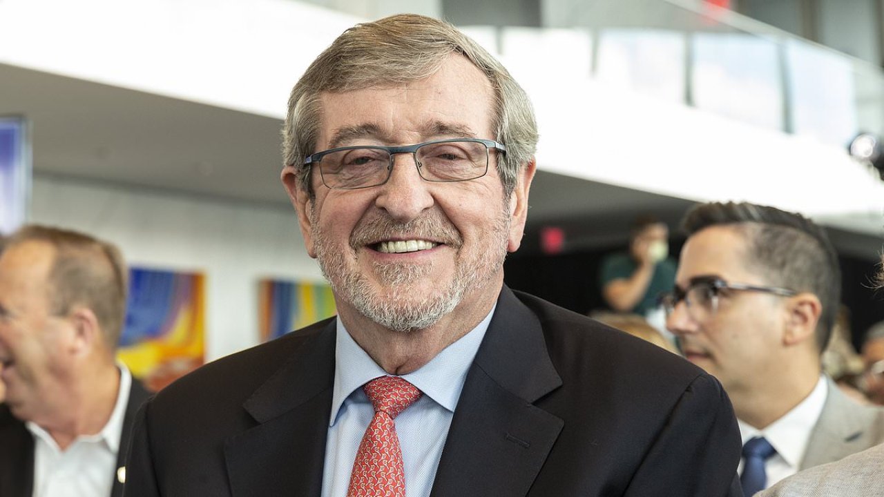 Famous CEO who grew up in hovel reveals secrets to his success ...