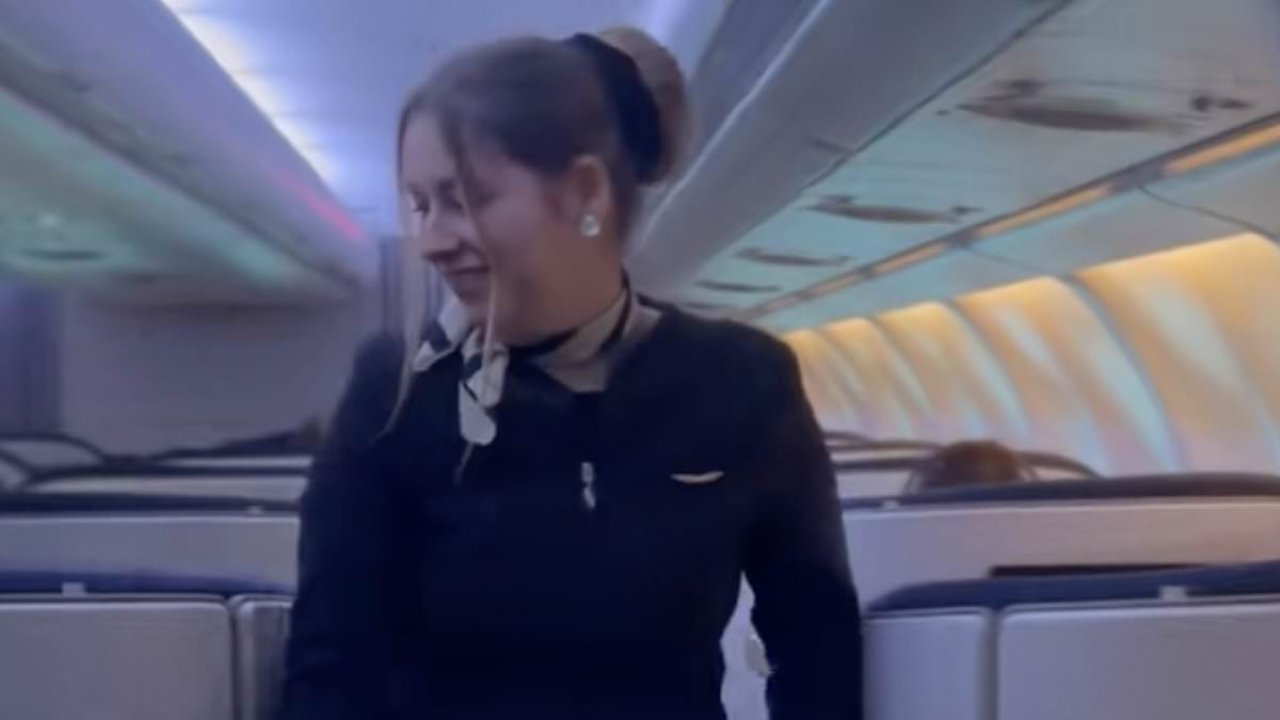 Flight attendant reveals popular item you should never wear on a plane ...