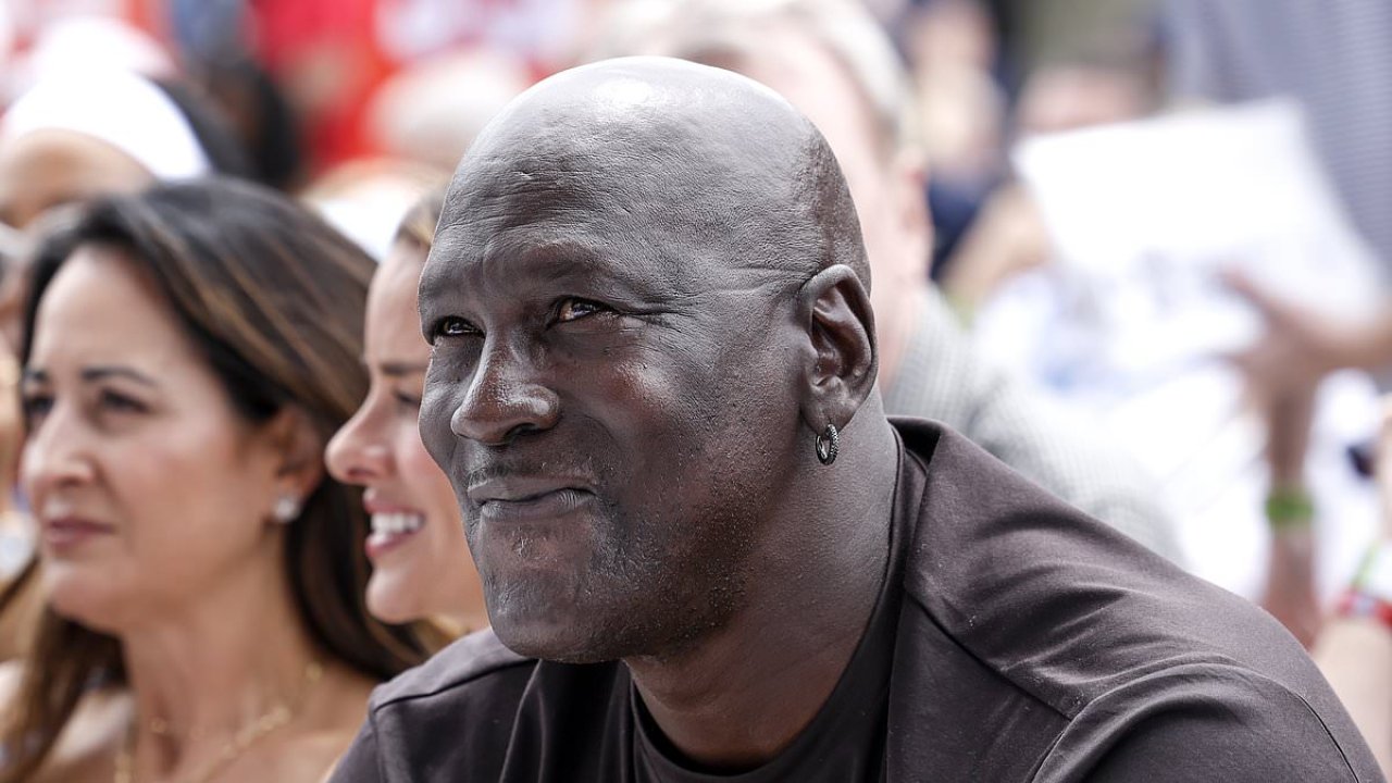 Michael Jordan's former Chicago mansion is listed on Airbnb - ABDPost ...