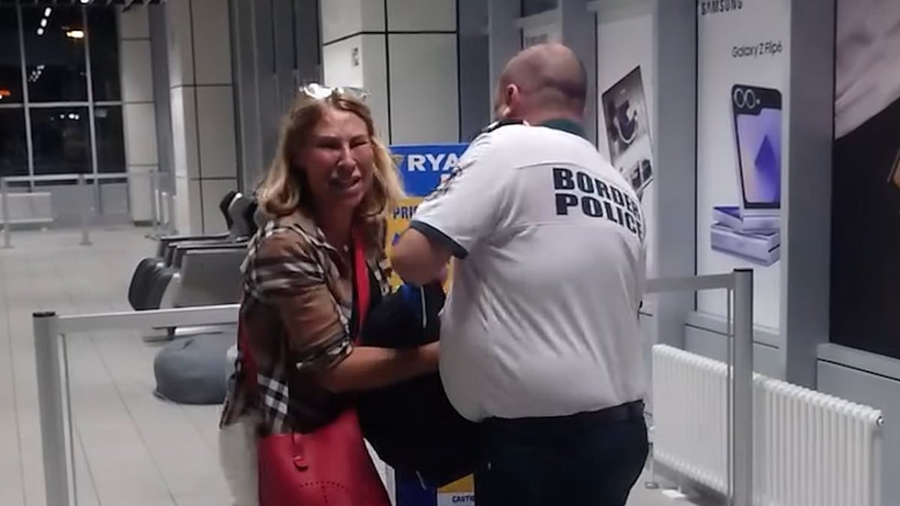 Moment Ryanair passenger SOBS after being stopped from boarding plane - www.abdpost.com Amerika ...