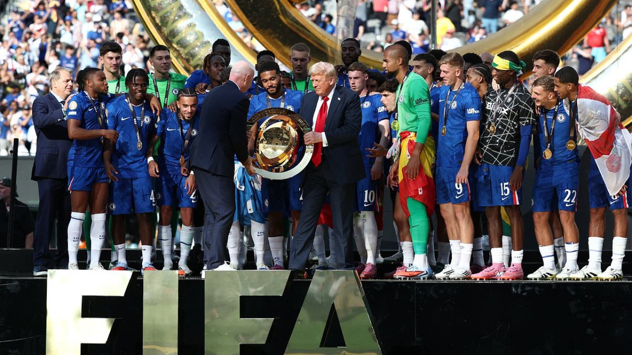 Trump bizarrely gatecrashes Chelsea's Club World Cup trophy lift - www.abdpost.com Amerika'dan ...