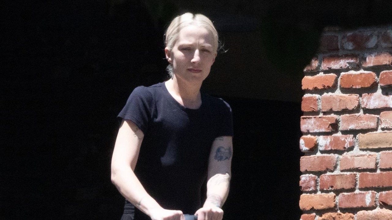 Dave Grohl's baby mama Jennifer Young steps out with their daughter ...