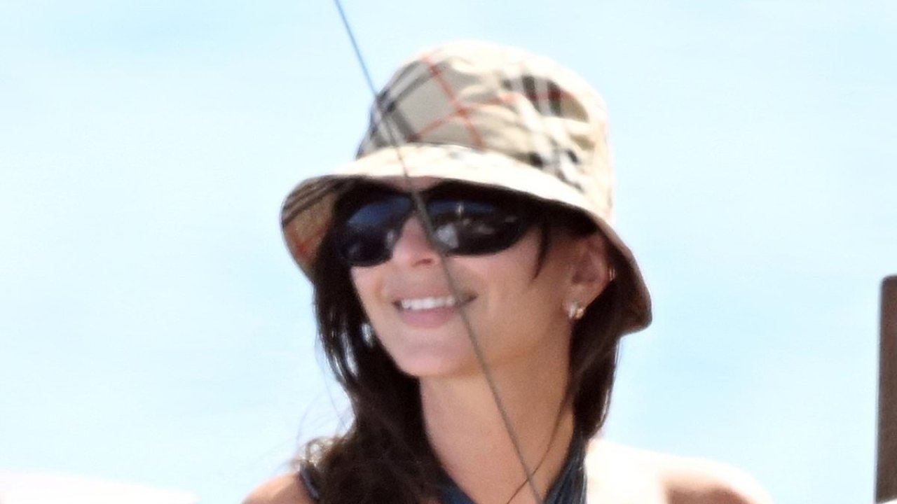 Emily Ratajkowski wows in very cheeky bikini as she dines on fries ...