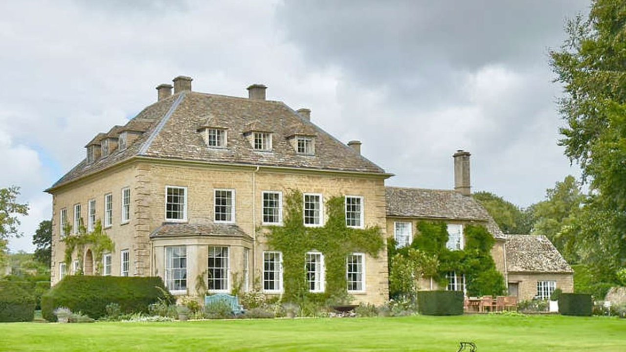 Owner of the manor apologises to neighbours over JD Vance's 'circus ...