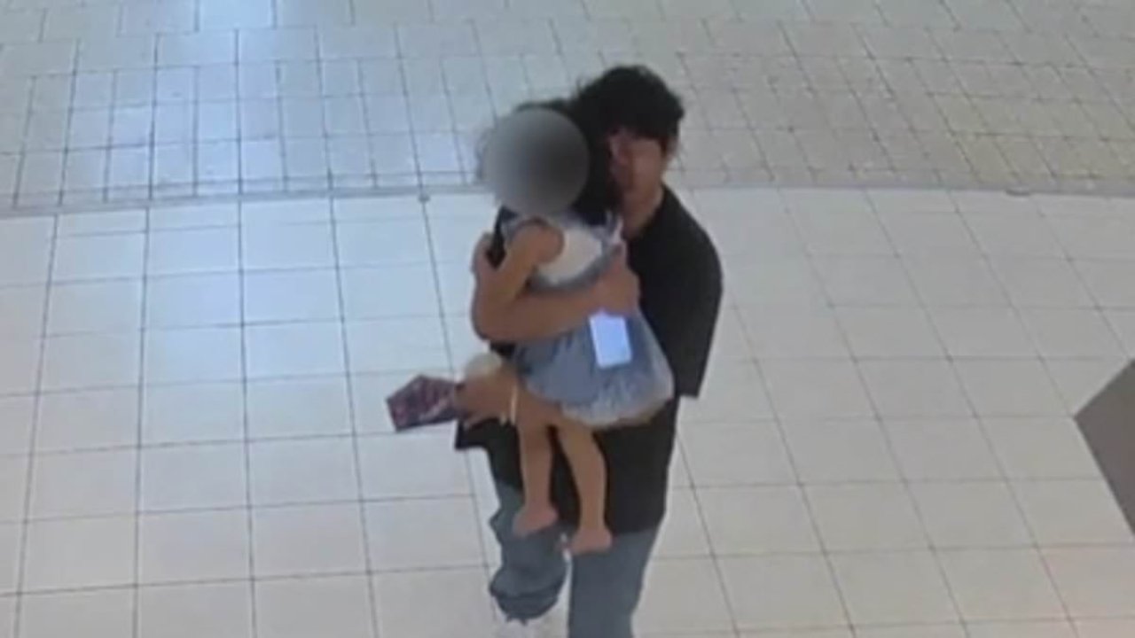 Stranger swoops on little girl at busy mall and ABDUCTS her - www ...