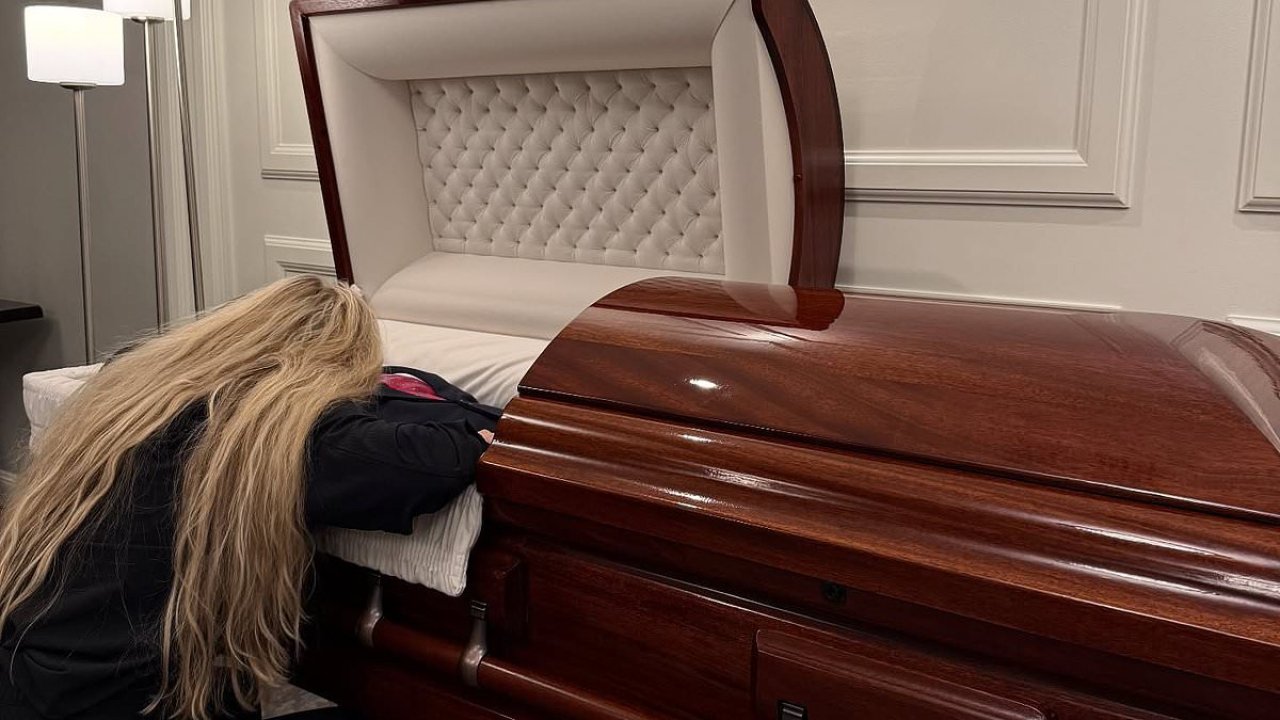 Charlie Kirk's wife collapses onto husband's casket in tender scene ...