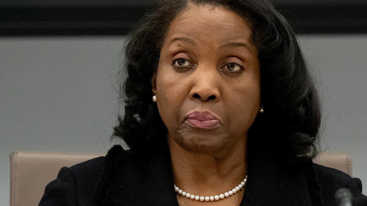 Court rules Lisa Cook can remain Fed governor while fighting Trump ...