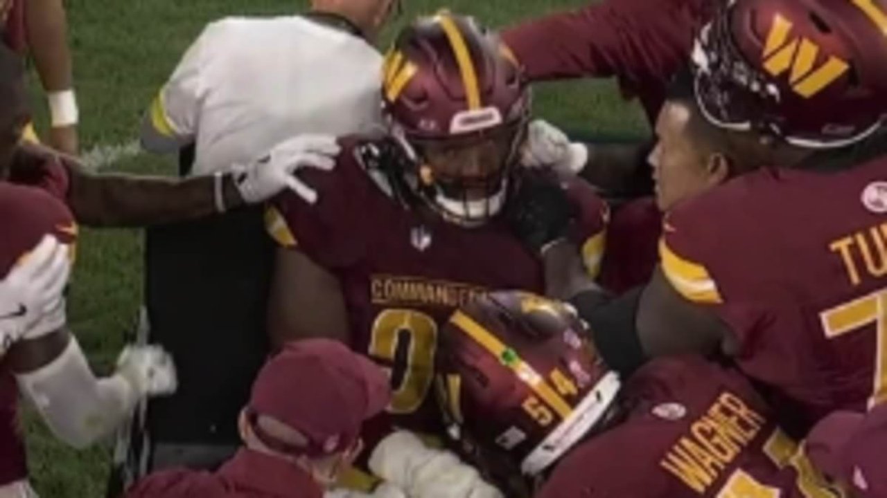 NFL star looks inconsolable after suffering gruesome leg injury - www ...