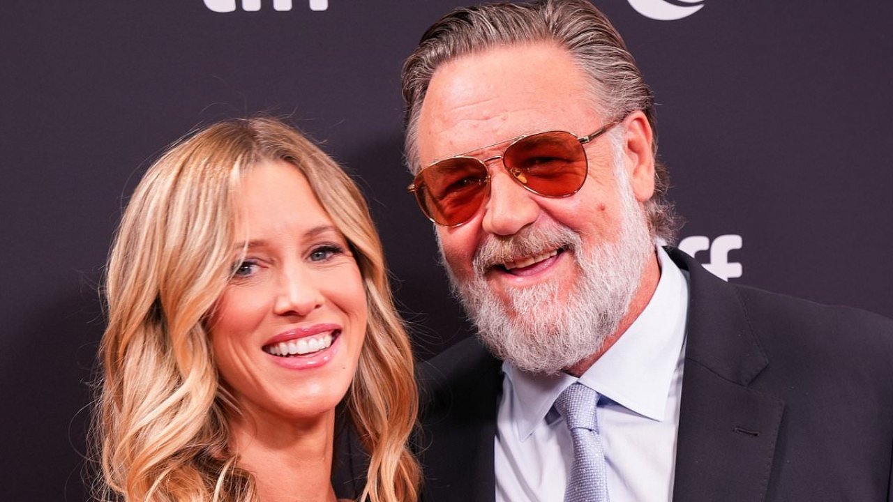 Russell Crowe, 61, enjoys date night with fiancée Britney Theriot, 33 ...