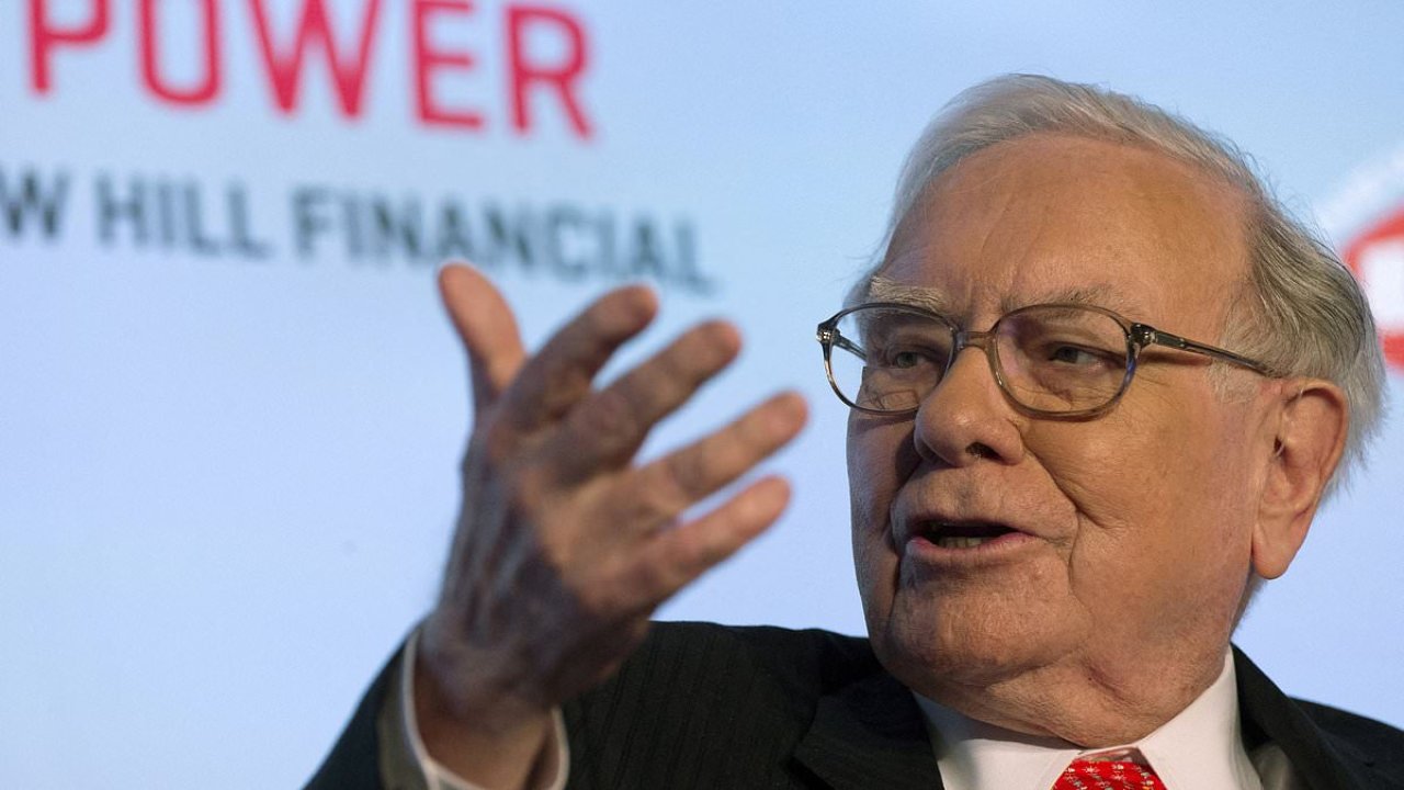 Warren Buffett's stock gauge hits record... in dot-com bubble risk ...