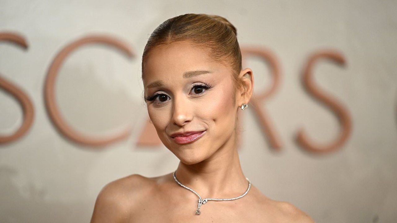 Ariana Grande goes back to brunette amid Ethan Slater splut rumors ...