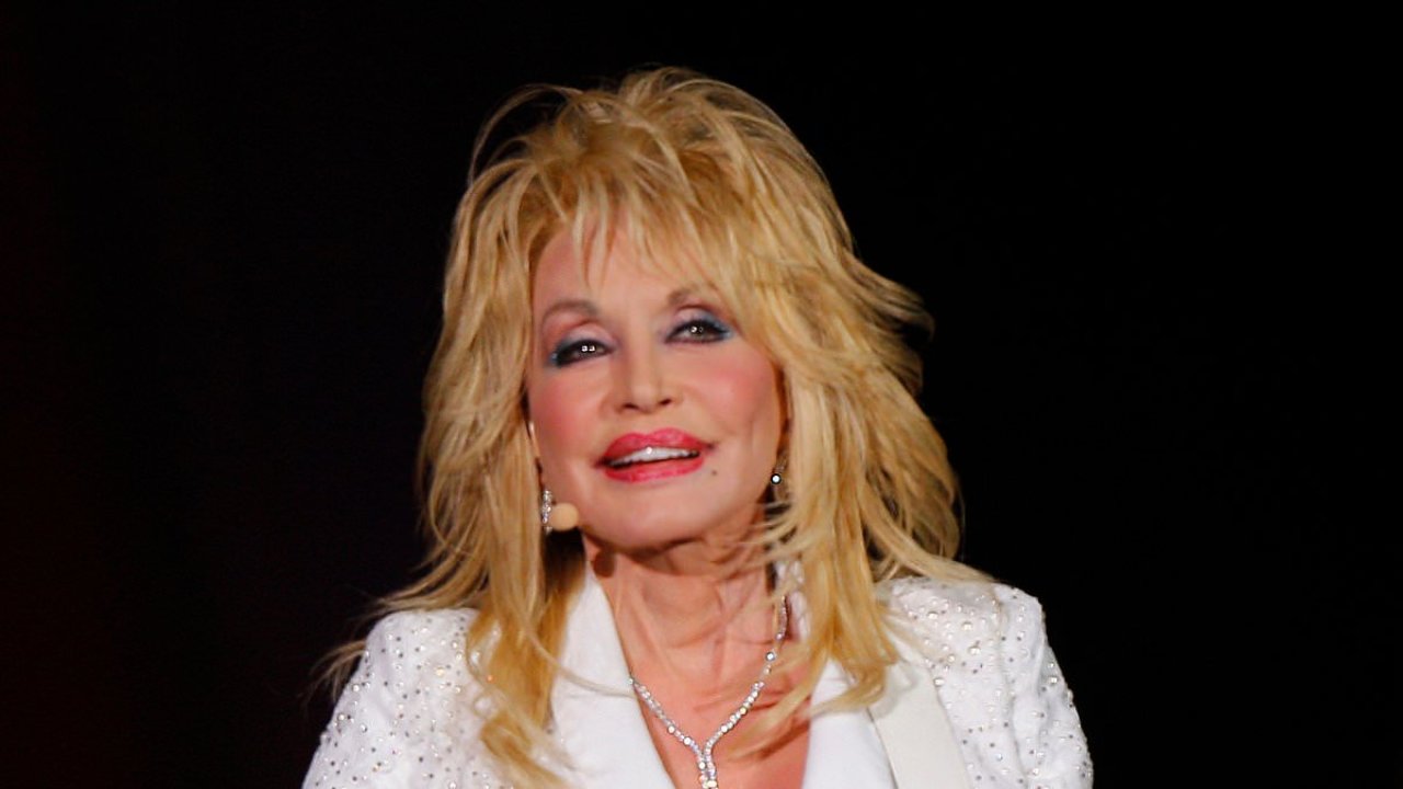 Dolly Parton's sister reveals singer suffering with kidney stones ...