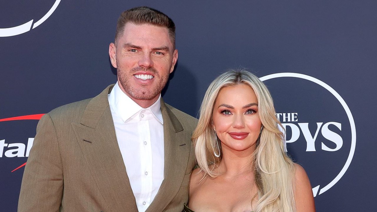 Freeman's wife Chelsea sends message to Dodgers star amid family issue ...