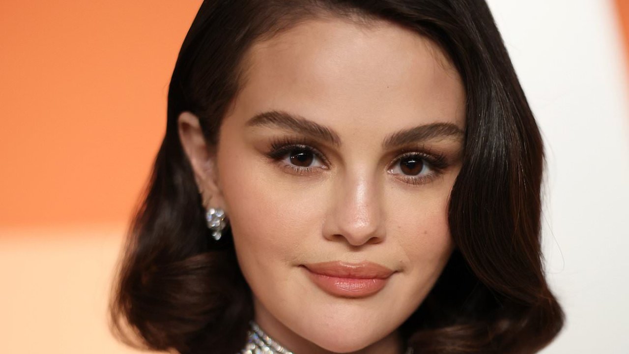 Grimes goes on rant about Selena Gomez's face amidst surgery rumors ...