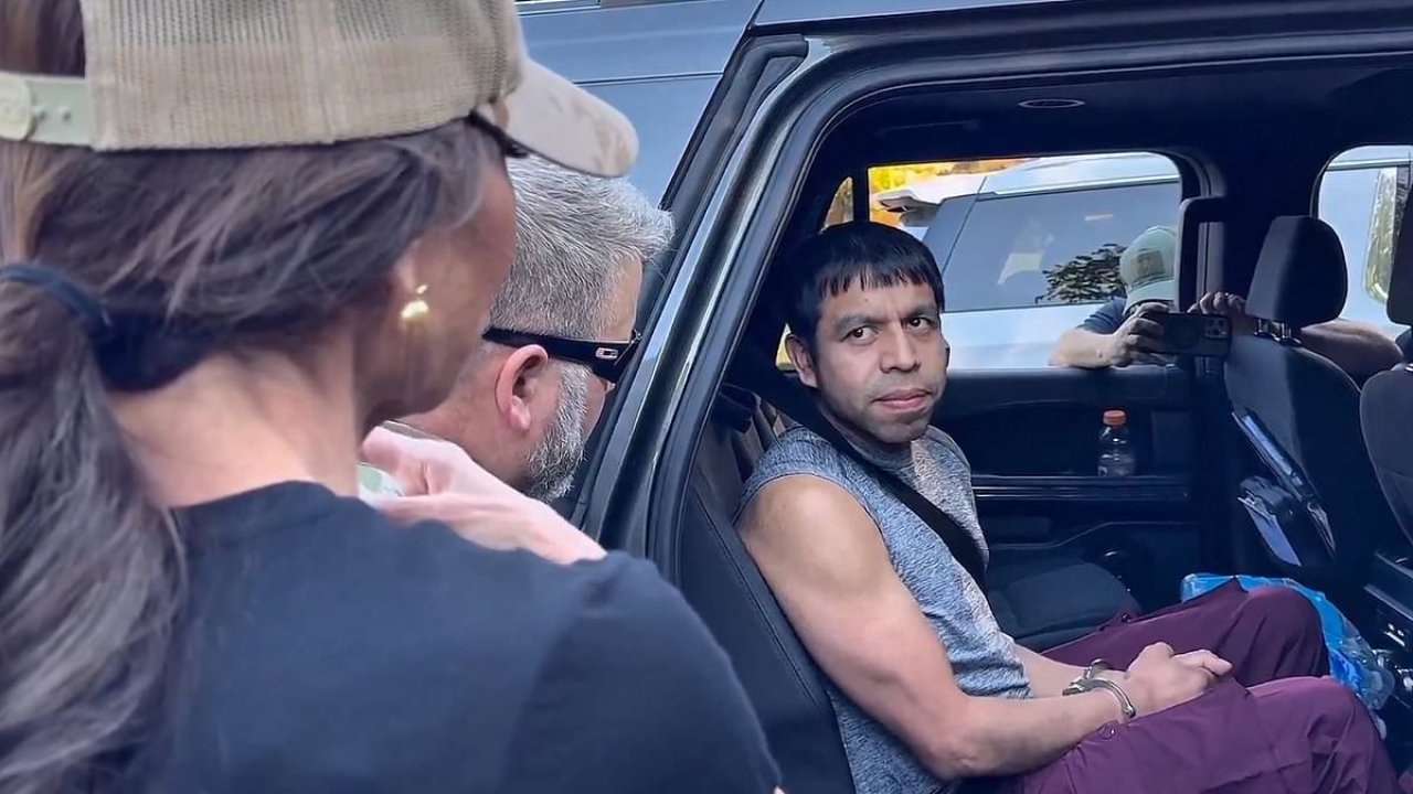 ICE Barbie's blunt response to flirty illegal migrant during arrest ...