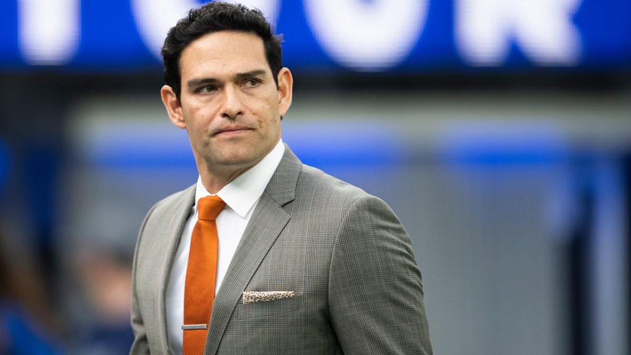 Indiana Gov. sparks war of words after deleting Mark Sanchez post ...