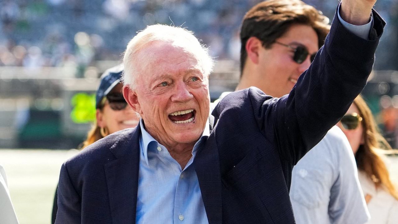 Jerry Jones caught making rude gesture to New York Jets fans - ABDPost ...