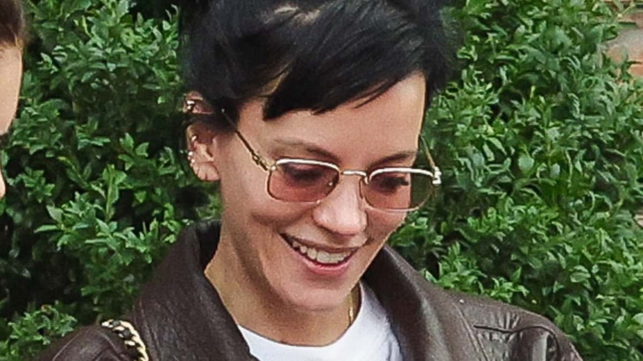 Lily Allen reveals she's smoking again as she puffs on a cigarette ...
