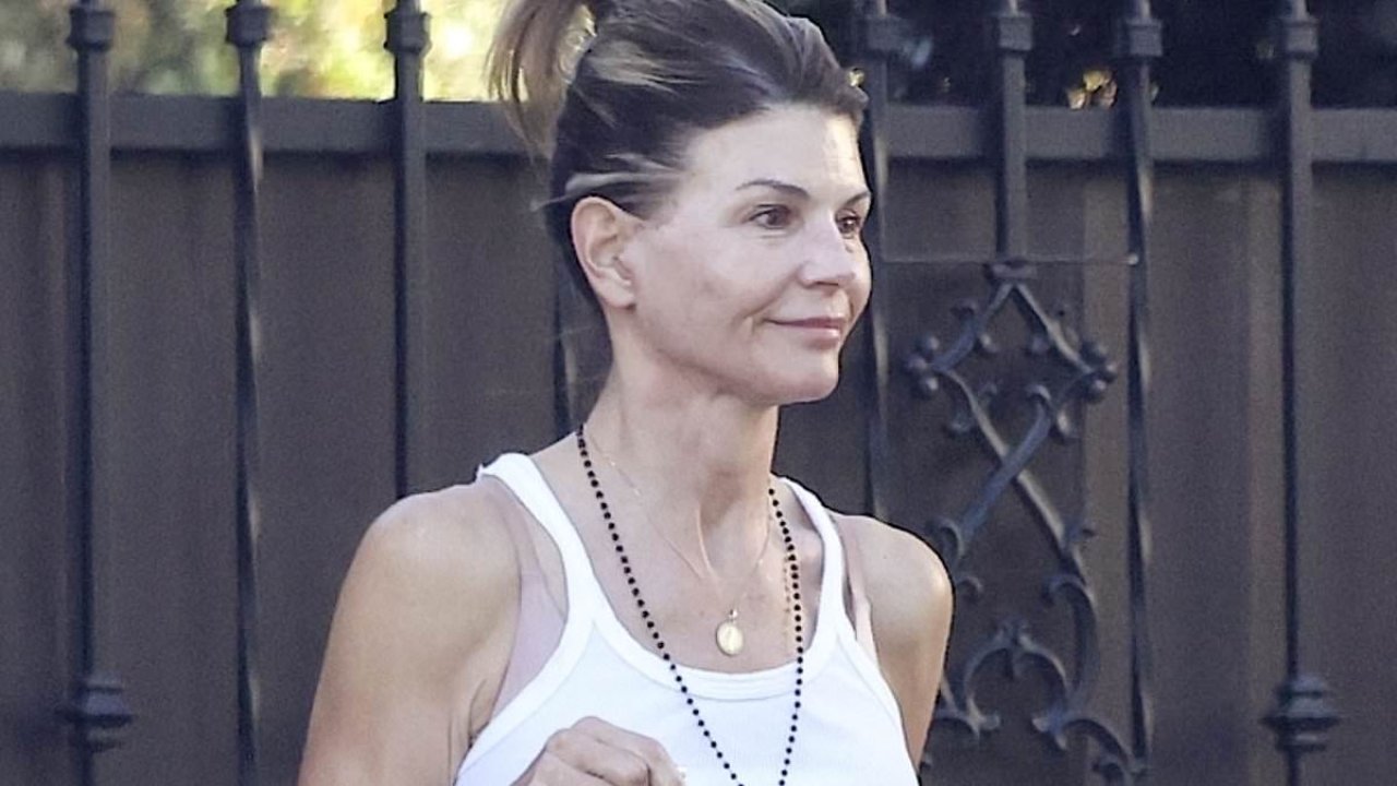 Lori Loughlin flashes a smile as she ditches her wedding rings - www ...