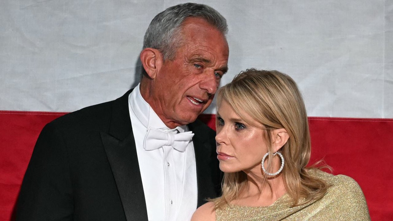 RFK Jr's extreme offer to Cheryl Hines after his sexting fiasco - www ...