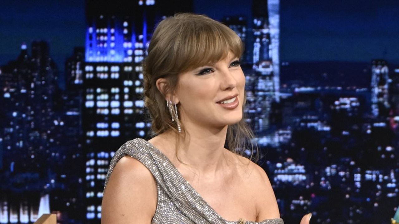 Taylor Swift sizzles in silver mini dress on Jimmy Fallon show ...