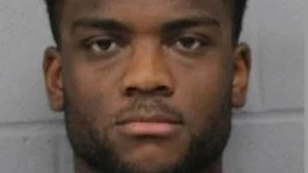 Texas prison officer faces jail after running CHICKEN WING pipeline ...