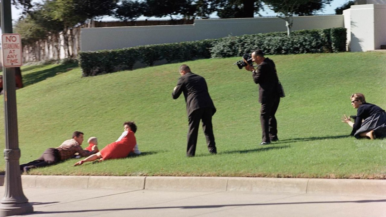 Chilling photos from JFK's assassination as 62nd anniversary is marked ...