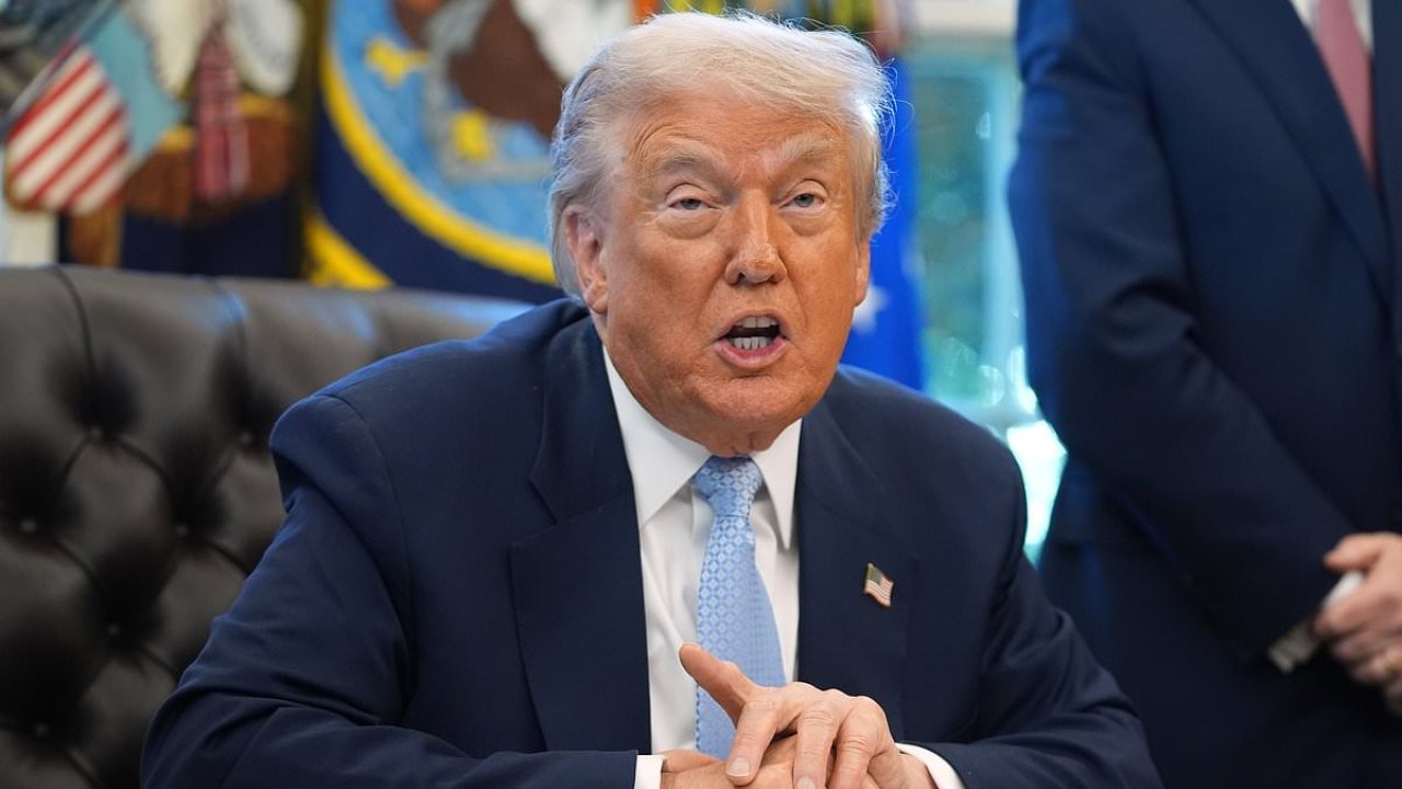 Hoarse Trump struggles through remarks in Oval Office after yelling ...