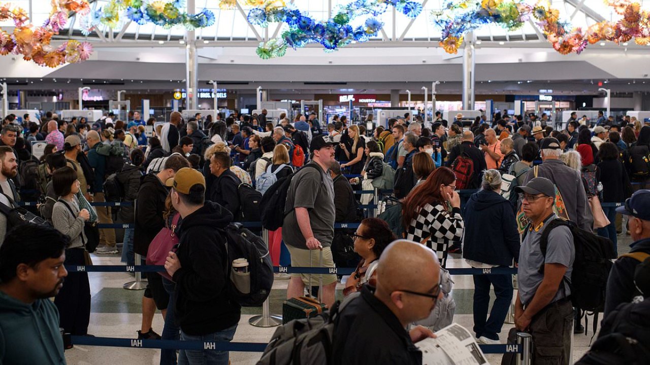 Holiday travel chaos as ground stops and delays hit major US airports ...