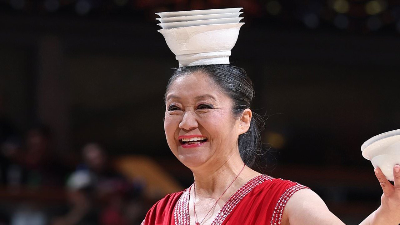 Iconic halftime performer makes NBA return after breaking her wrist ...