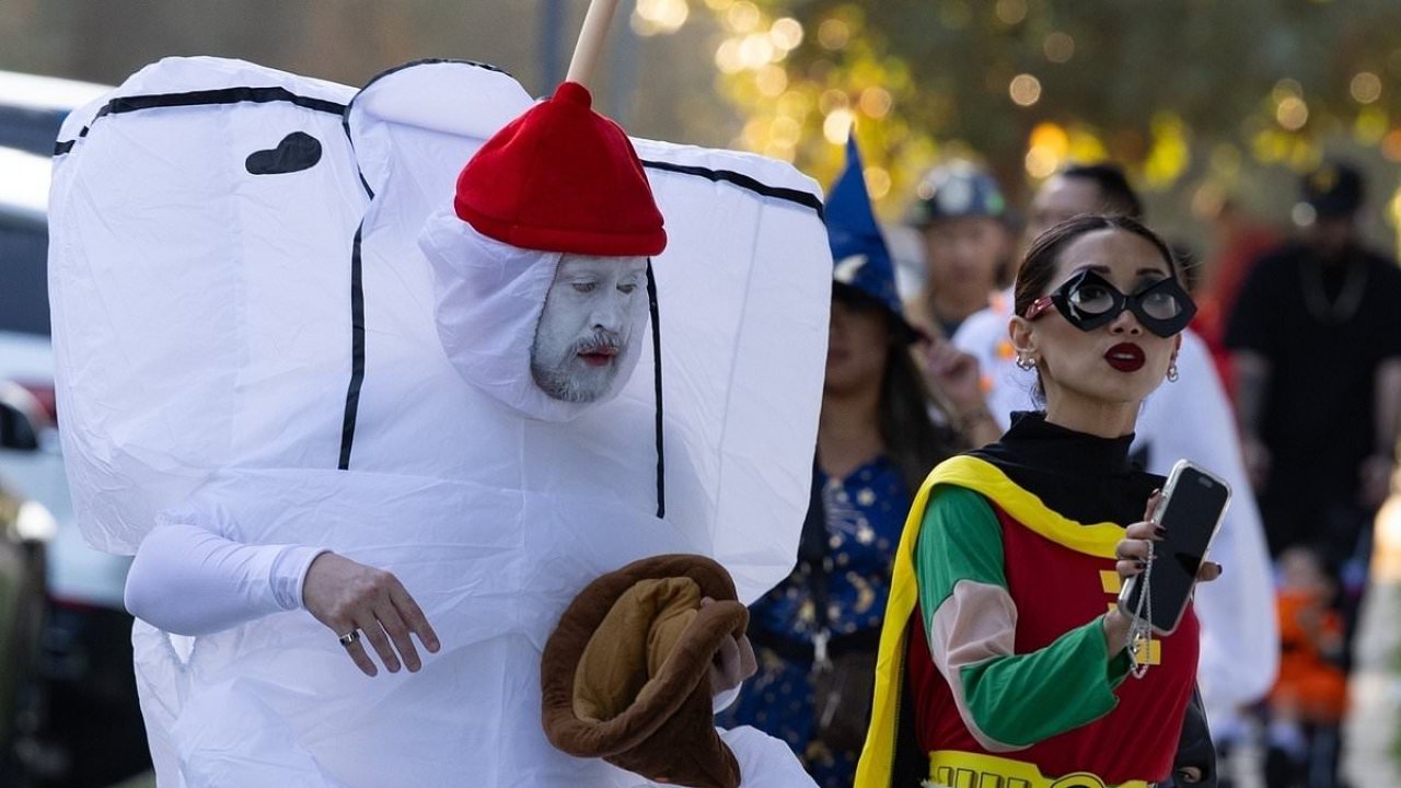Macaulay Culkin and Brenda Song trick-or-treat with their kids in LA ...