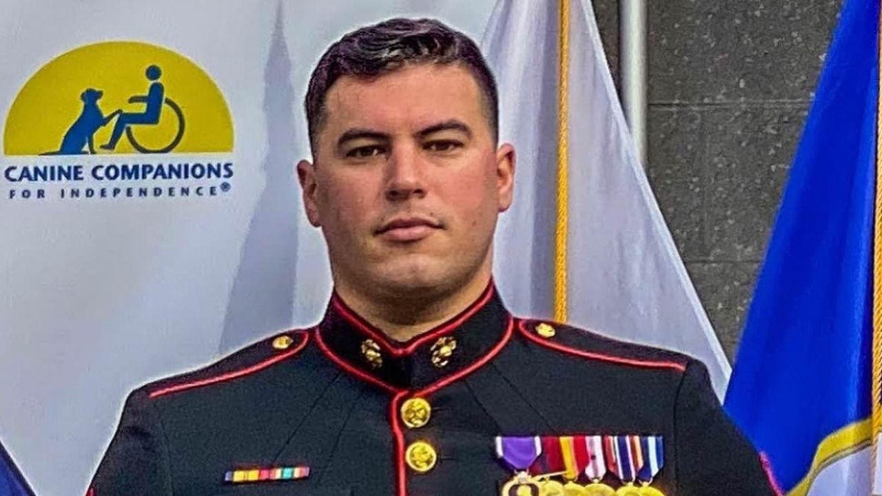 Marine vet with prosthetic legs ordered out of exit row on Delta ...