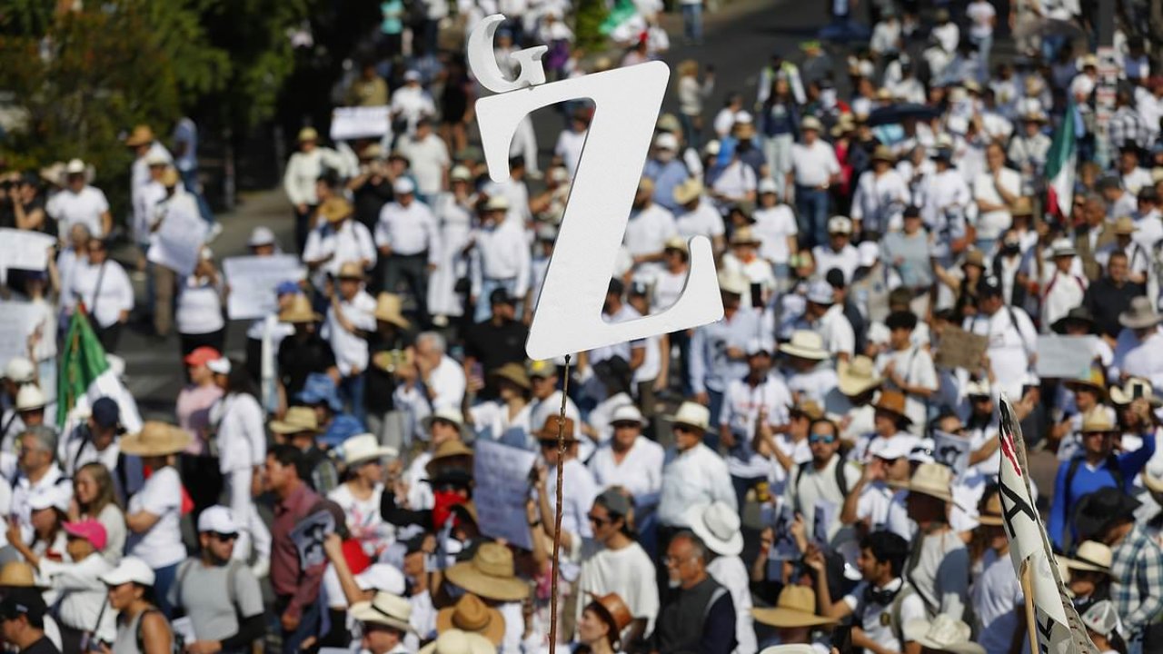 Mexico protest turns chaotic as demonstrators storm National Palace ...