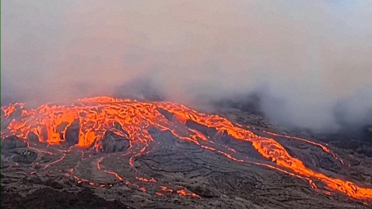 Moment lava spills from volcano and flows down mountain - ABDPost.com ...
