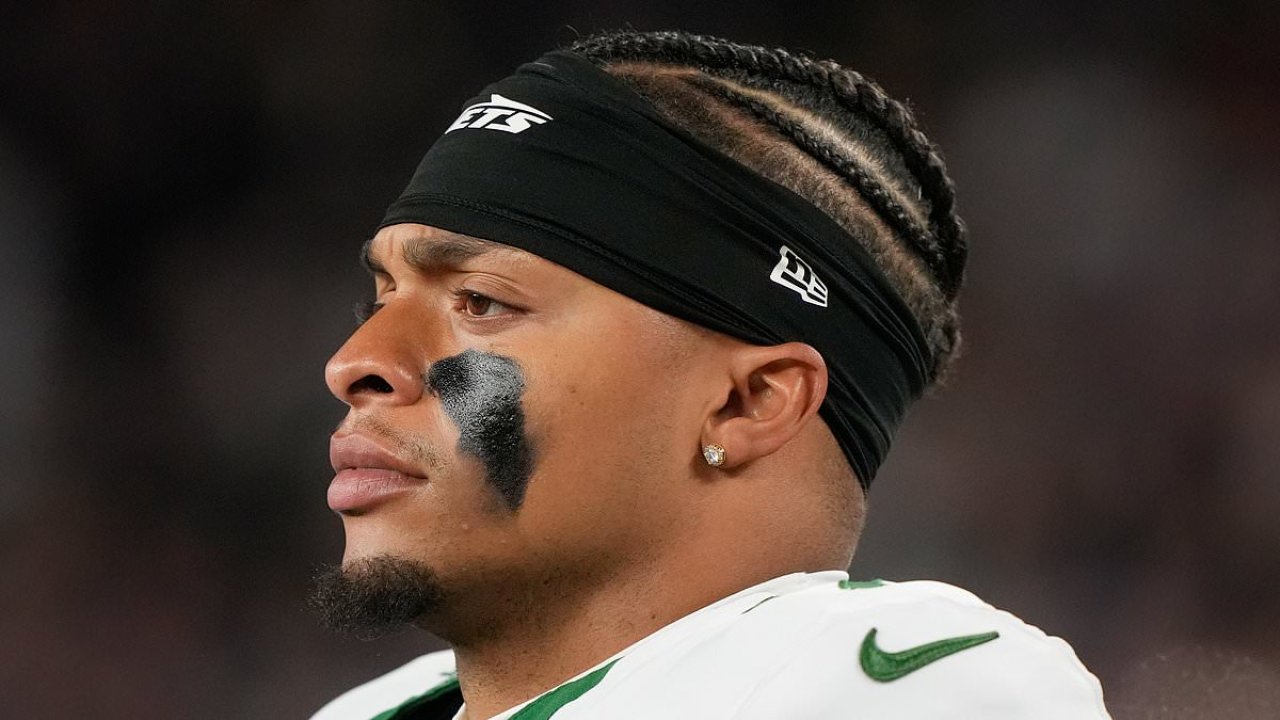 New York Jets bench Justin Fields AGAIN after QB's latest disaster ...