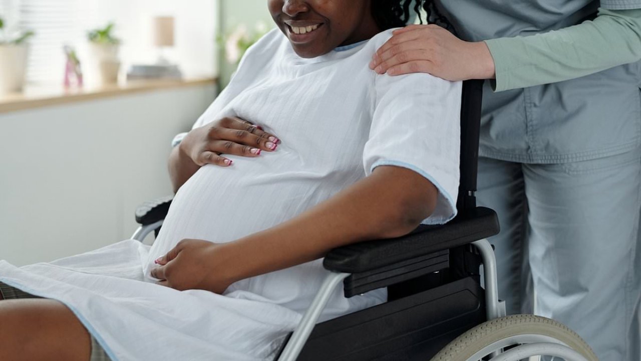 Nurse under fierce fire for 'ignoring' screaming mom in labor - ABDPost ...