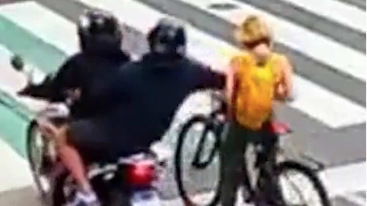 Phone thief gets instant karma as he's tackled to the floor by woman ...