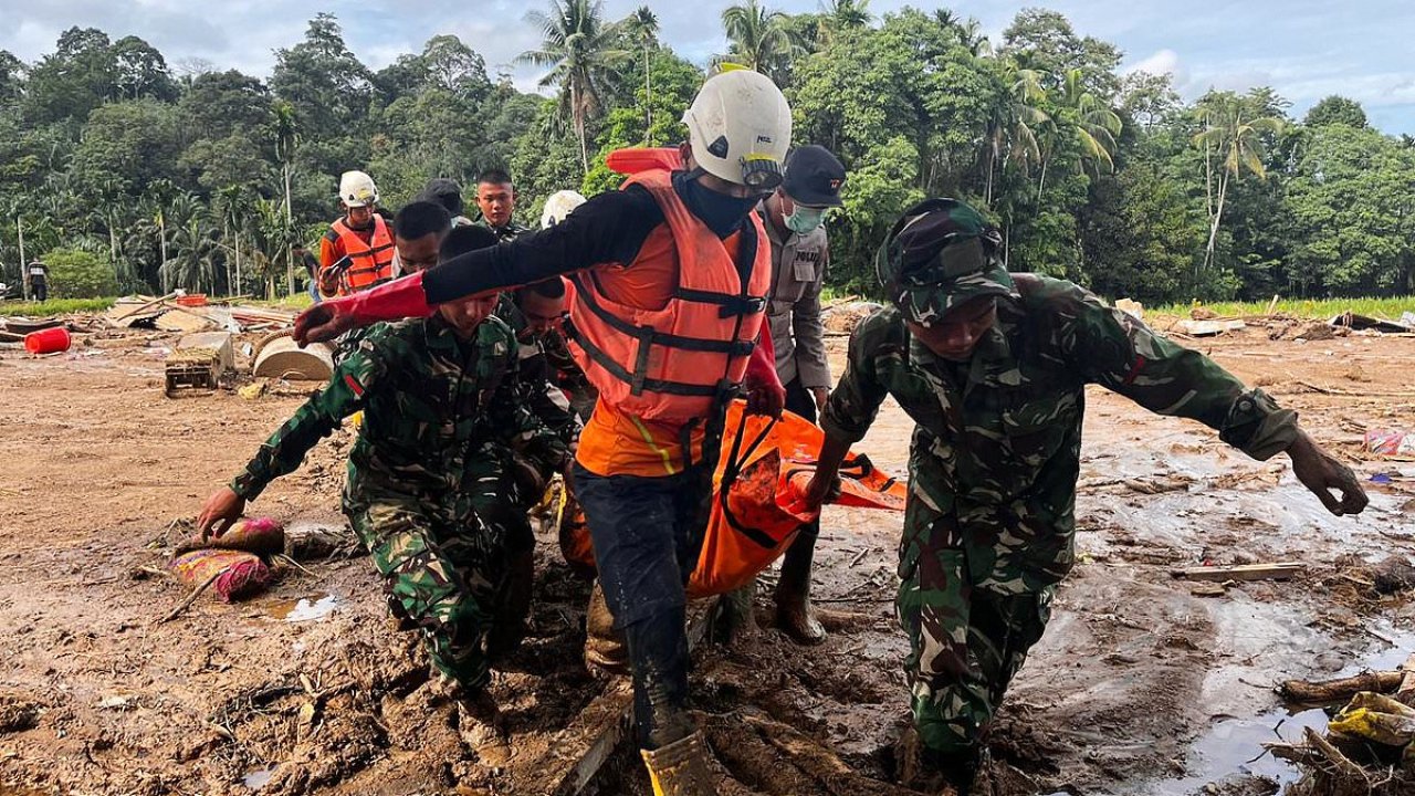 Rescuers in Indonesia search for hundreds buried under landslides ...