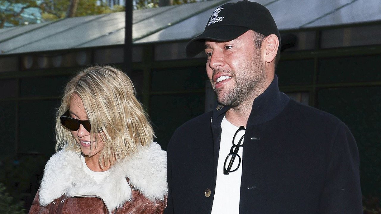 Sydney Sweeney and new boyfriend Scooter Braun hold hands in NYC ...