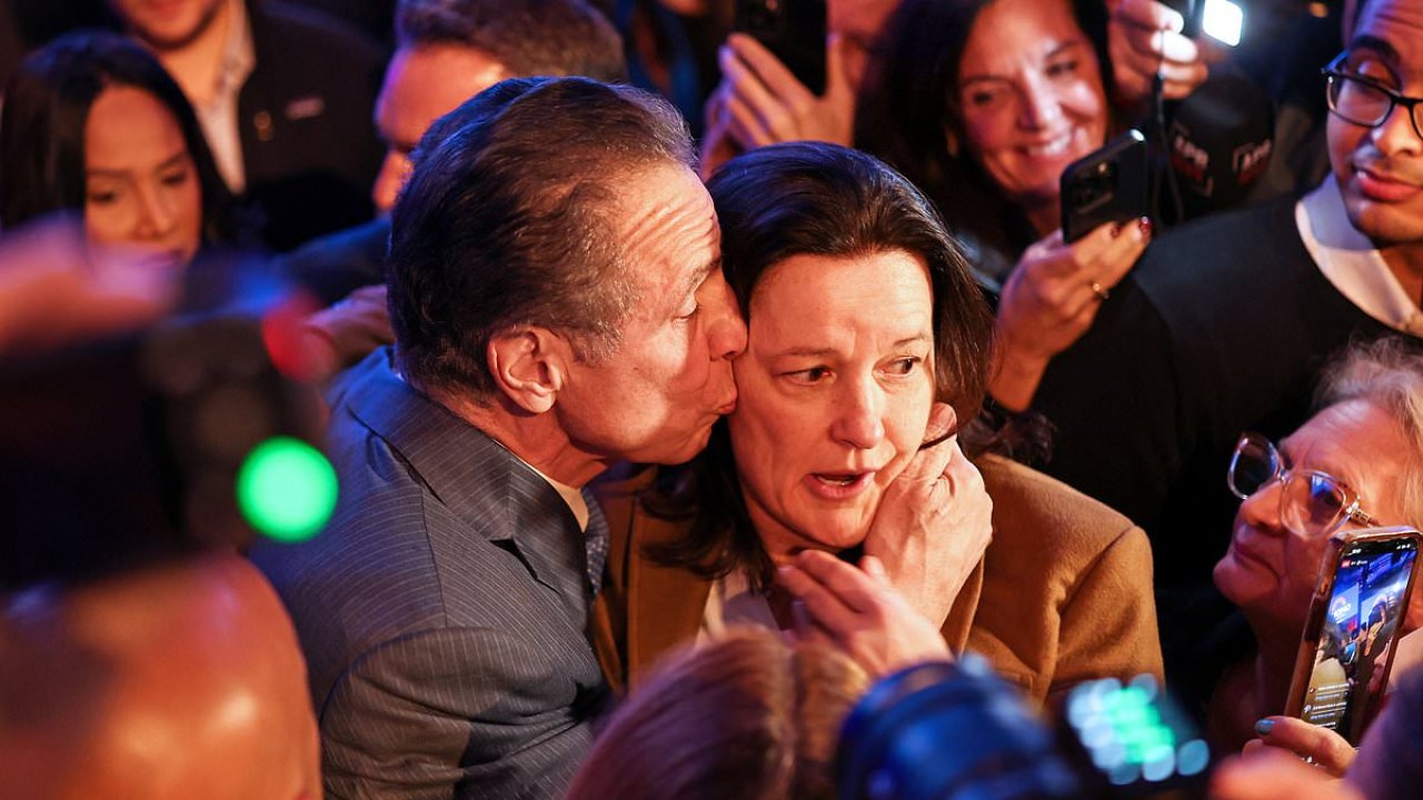 Truth behind photo of Andrew Cuomo grabbing and kissing female lawyer ...