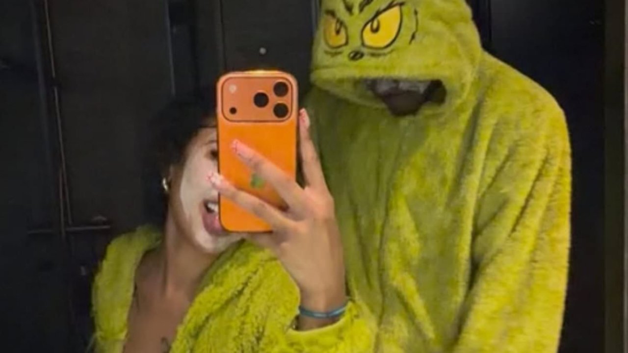 Baseball star caught performing sexual act with singer girlfriend ...