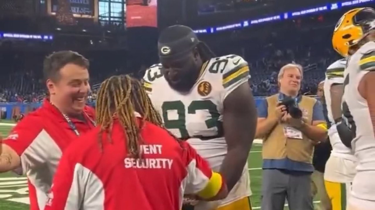 Packers rookie shares turkey with security guards after Thanksgiving ...