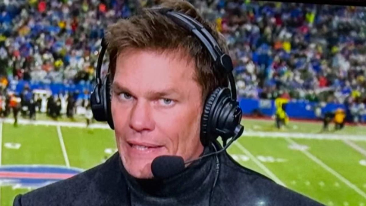 Tom Brady ripped for bizarrely wearing one glove at Eagles vs Bills ...