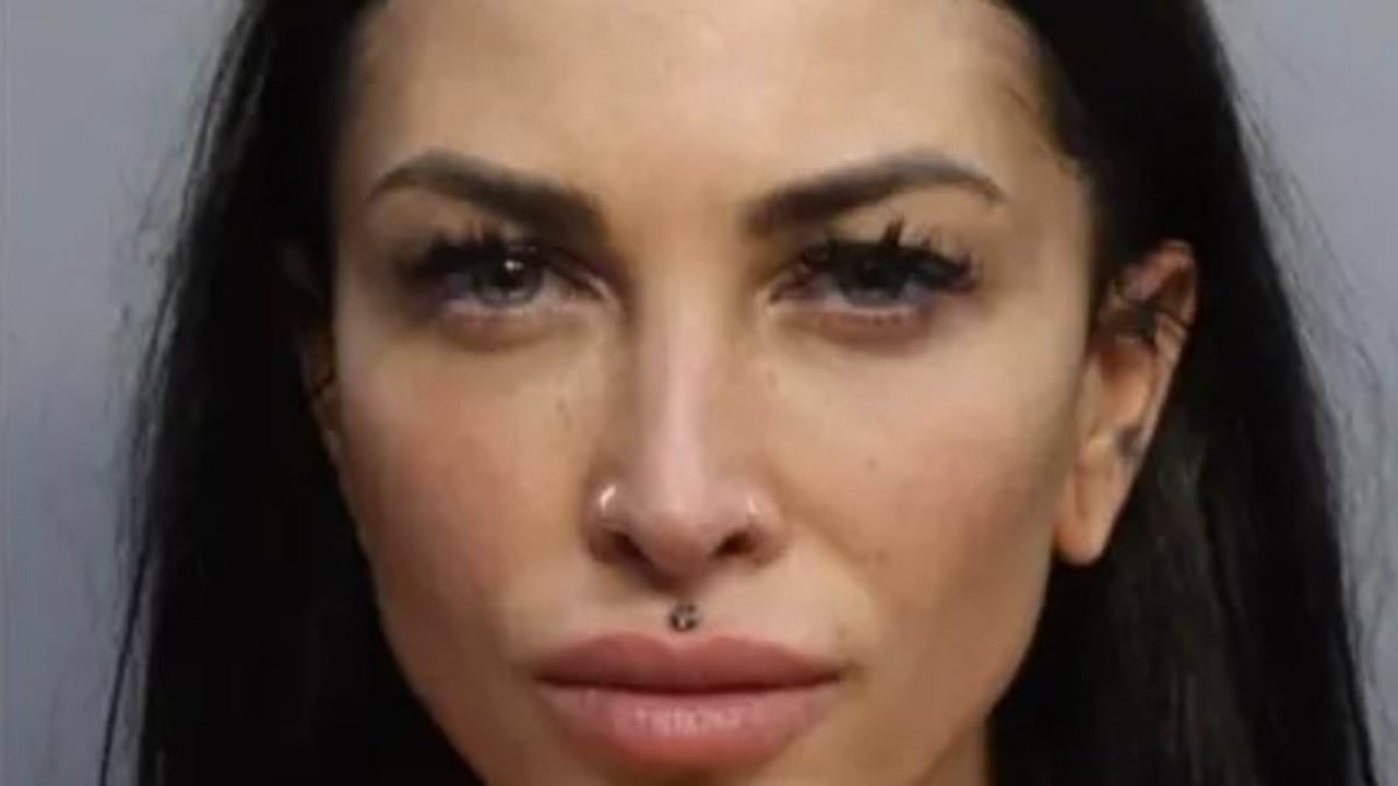 Internet star does splits as she and friend are escorted off plane ...