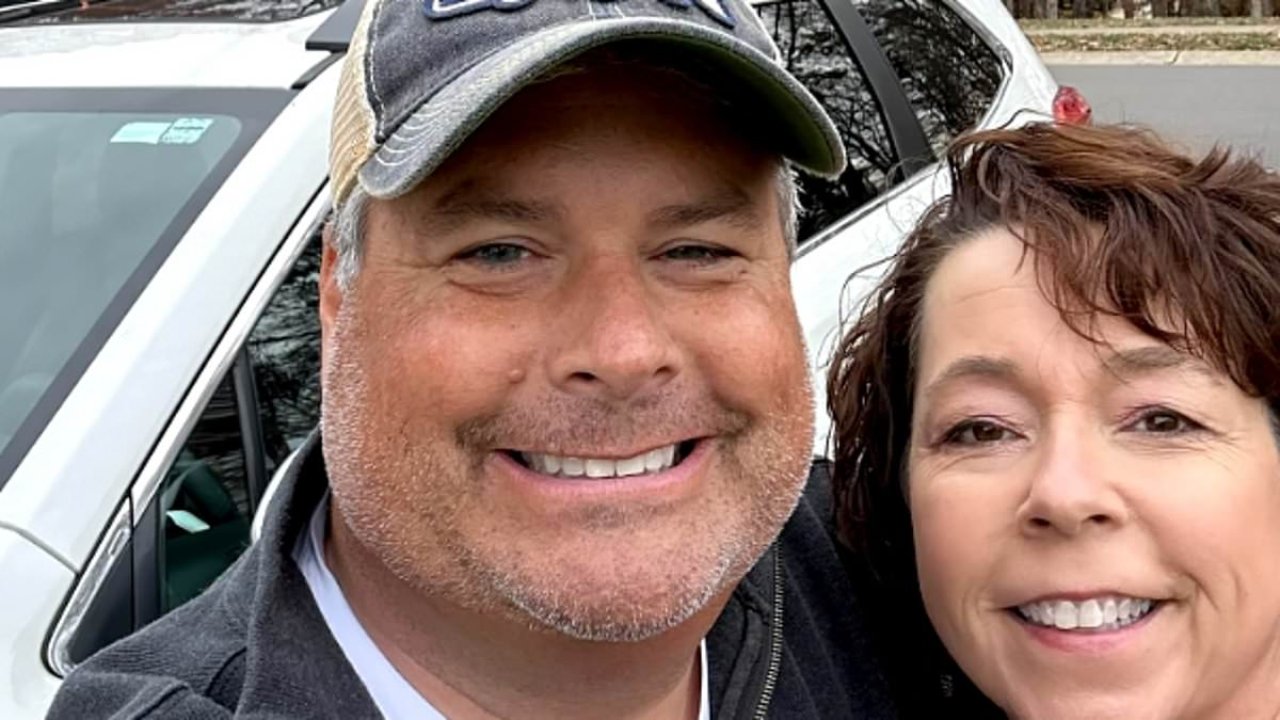 Married mayor is filmed sneaking woman into town hall in dead of night ...