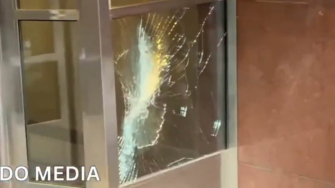 Rioters smash Minneapolis courthouse door in wake of shooting by ICE ...