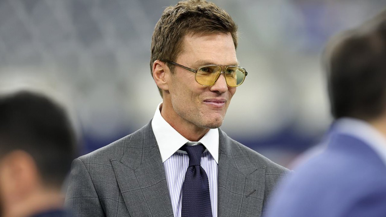Tom Brady shows off extremely rare $500,000 watch on private jet ...